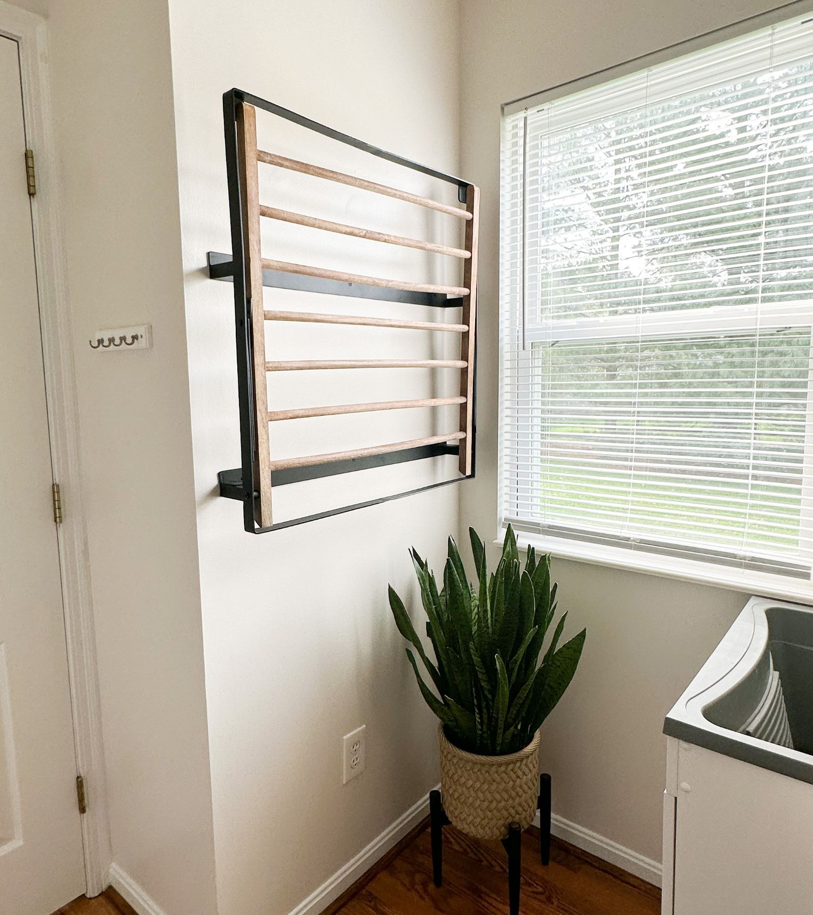 11 Very Small Laundry Room Ideas That Will Actually Make You Want To Do ...