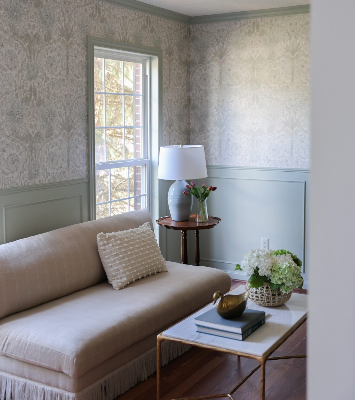 10 Expert Ideas For How To Make A Small Room Look Bigger - Home By Alley