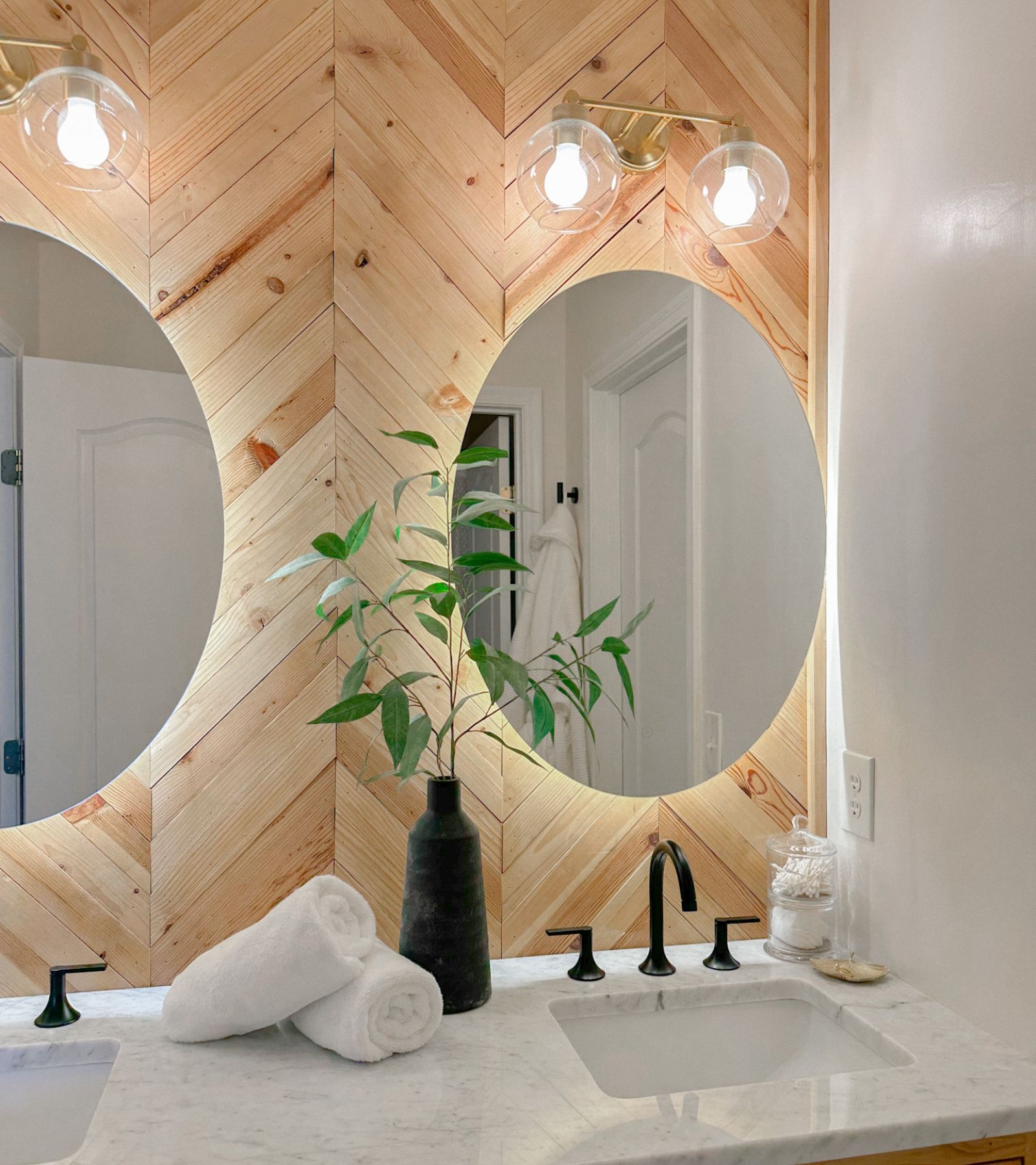 9 “Worth It” Wall-Mounted Lighted Vanity Mirrors for The Ultimate ...